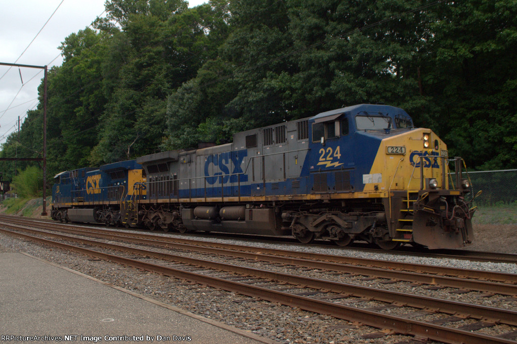 CSX AC44CW 224 trails on Q418-13